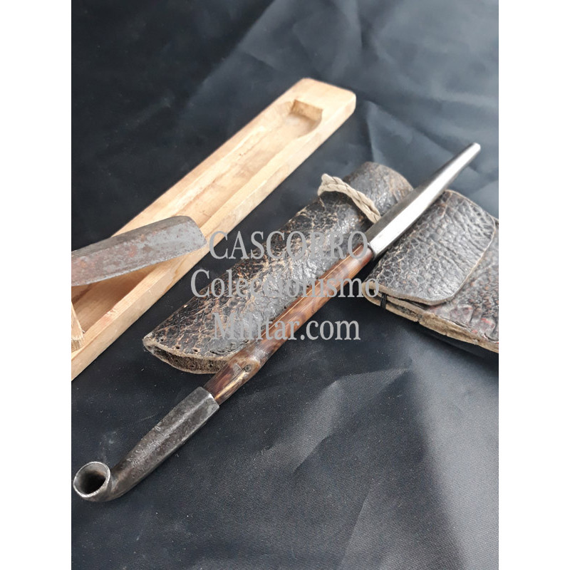 Japanese army razor blade and pipe