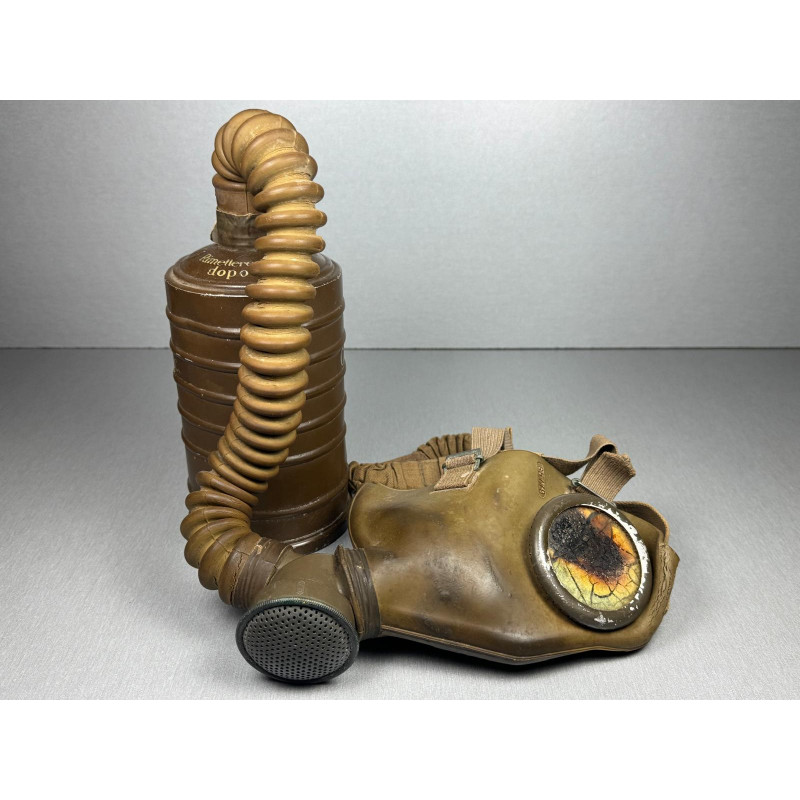 SPANISH CIVIL WAR ITALIAN M31 GAS MASK WITH BAG